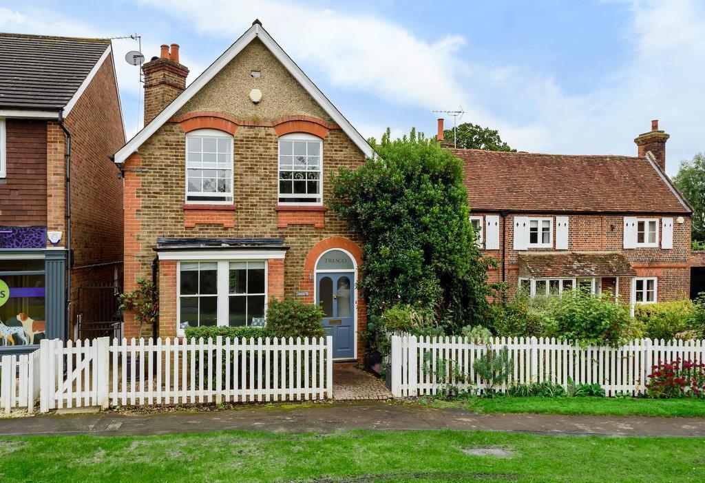 Tilt Road, Cobham, KT11 3 bed detached house - £1,050,000
