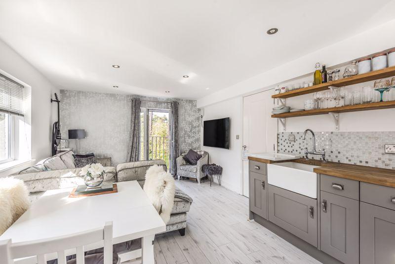 Station Approach, Coulsdon CR5 2 bed apartment - £300,000