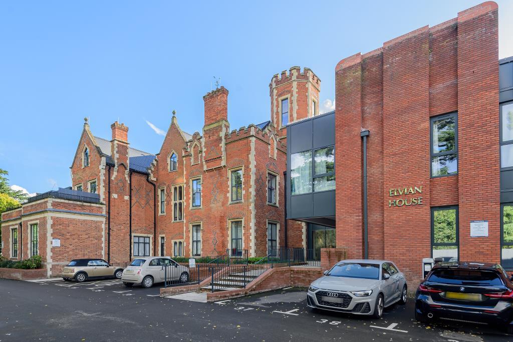 Slough, Berkshire, SL1 1 bed flat - £170,000