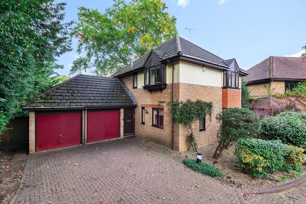 Virginia Close, Weybridge, KT13 4 bed detached house - £1,000,000