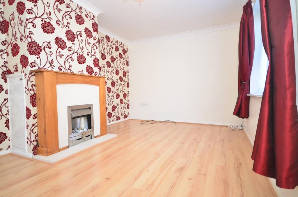 Charing Road Gillingham ME8 3 bed semi-detached house - £1,200 pcm (£ ...