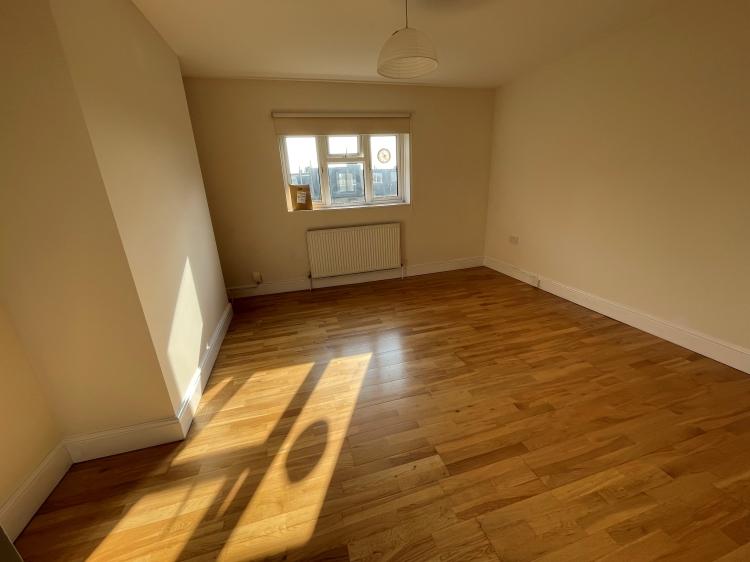Effra Road London SW19 2 bed apartment - £1,400 pcm (£323 pw)