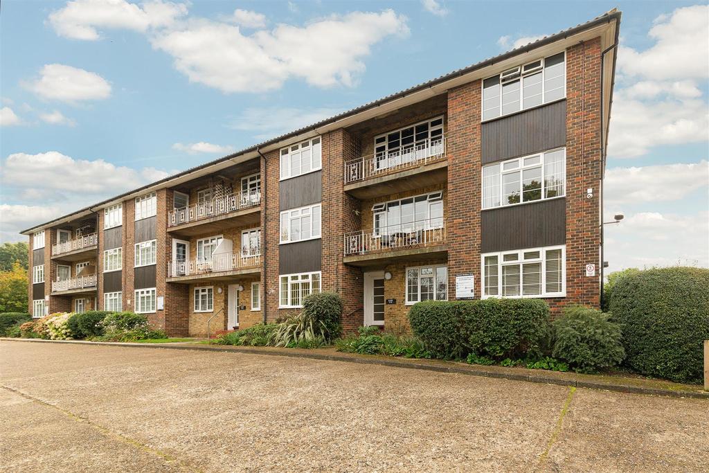 Lancaster Court, Banstead 2 bed apartment - £1,250 pcm (£288 pw)