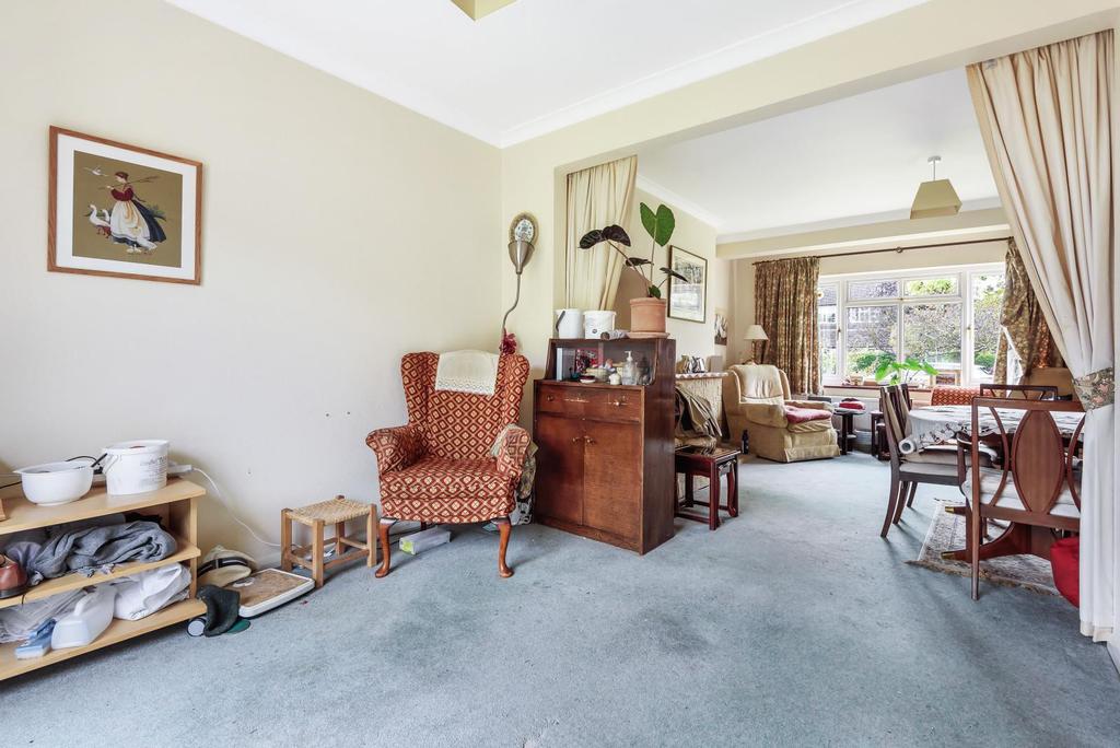 D'Abernon Drive, Cobham, KT11 3 bed semi-detached house - £795,000