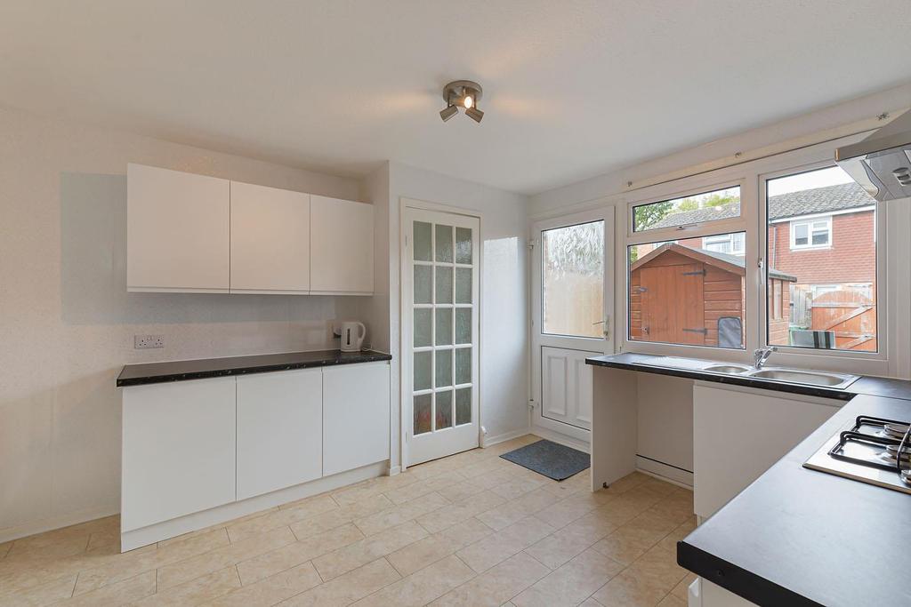 Fuggles Close, Paddock Wood, Tonbridge 3 bed terraced house - £1,295 ...
