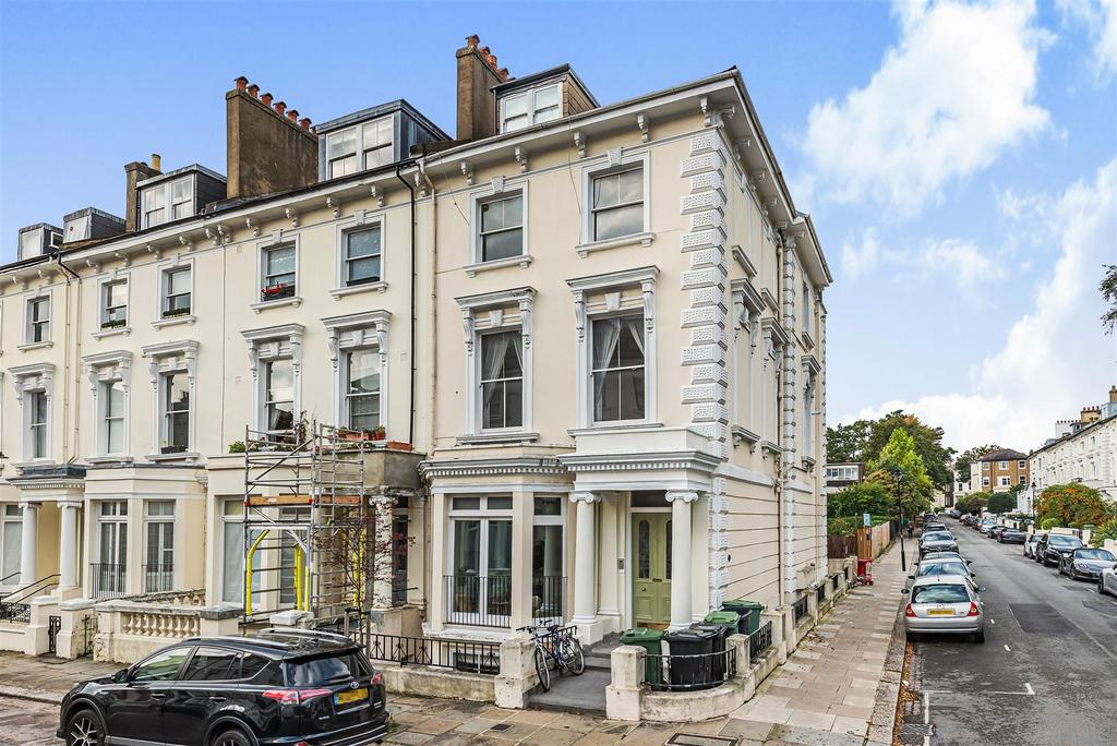 Belsize Square, Belsize Park, NW3 2 bed flat - £950,000