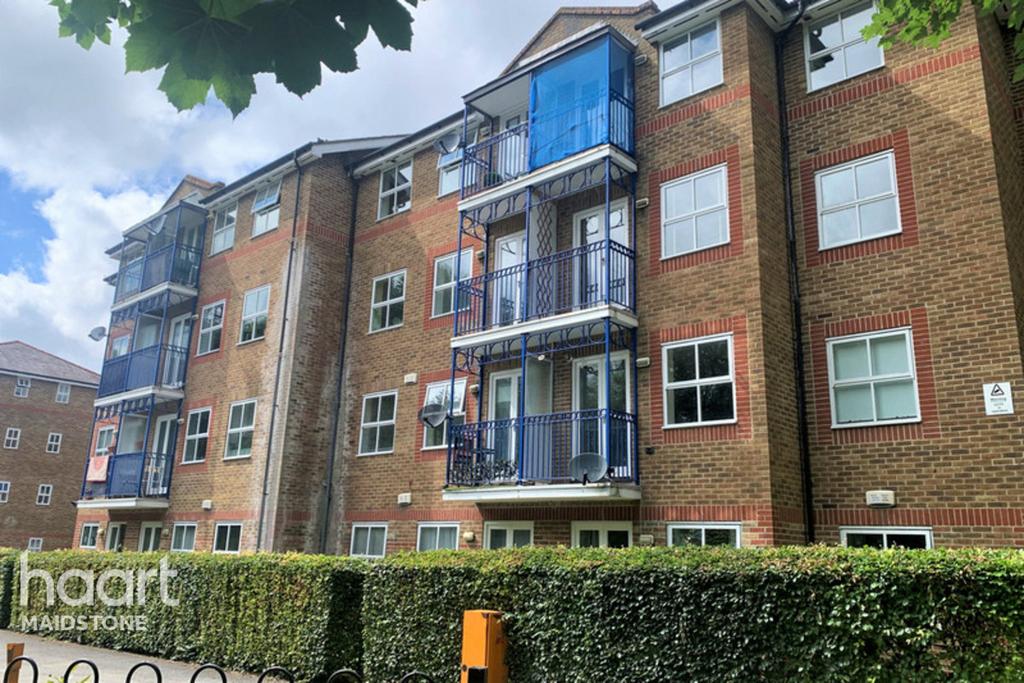 River Bank Close, Maidstone 2 bed apartment - £170,000