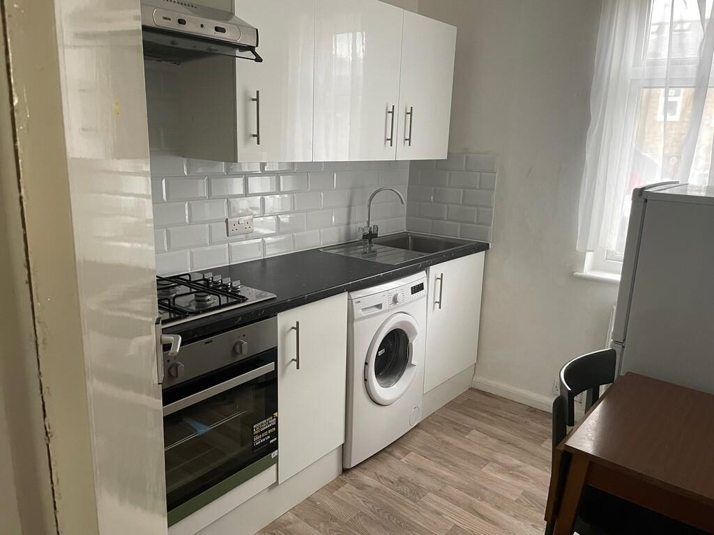 LESSINGHAM AVENUE TOOTING SW17 2 bed flat - £1,900 pcm (£438 pw)