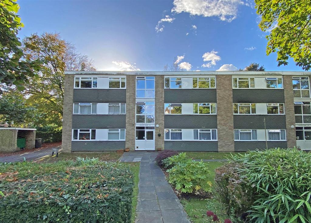 Wray Common Road, Reigate 2 bed flat - £297,500