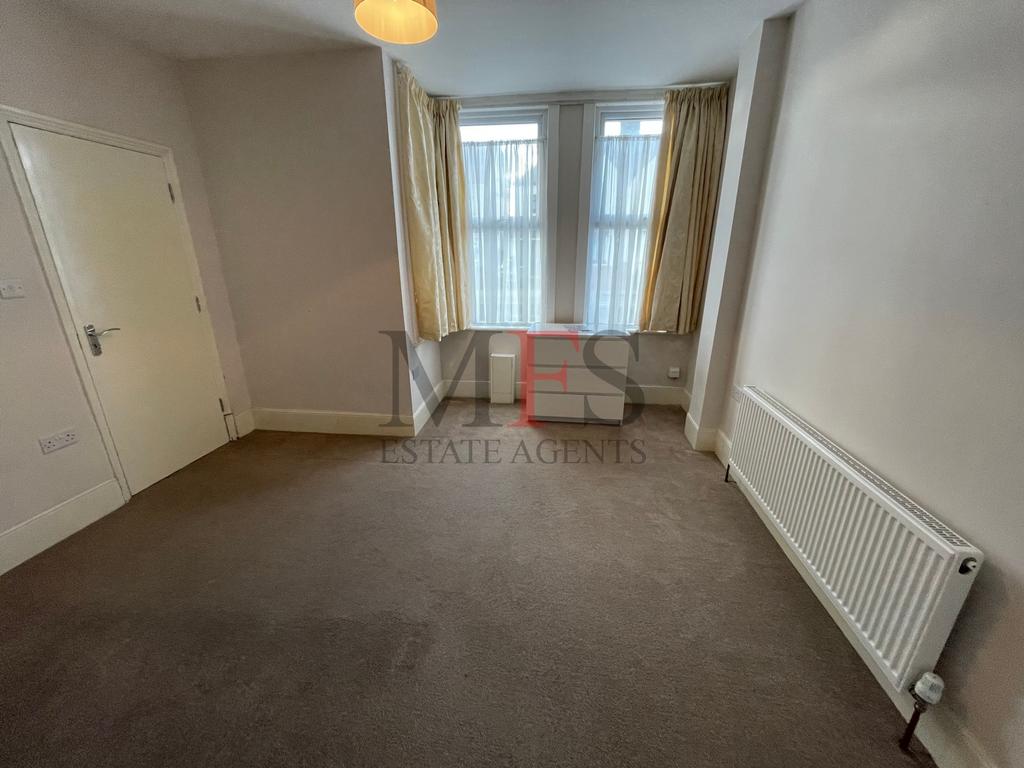 Heston Road, Hounslow, TW5 4 bed house - £1,900 pcm (£438 pw)