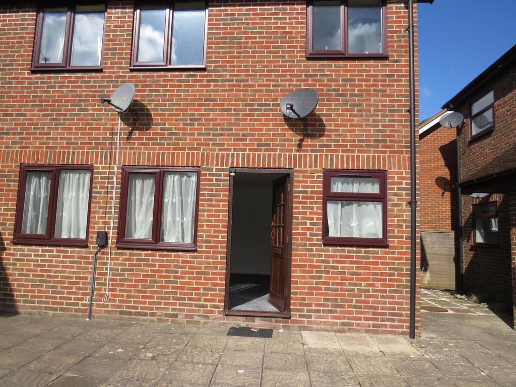 Harris Court, Station Road, Liphook... 1 bed apartment - £695 pcm (£160 pw)