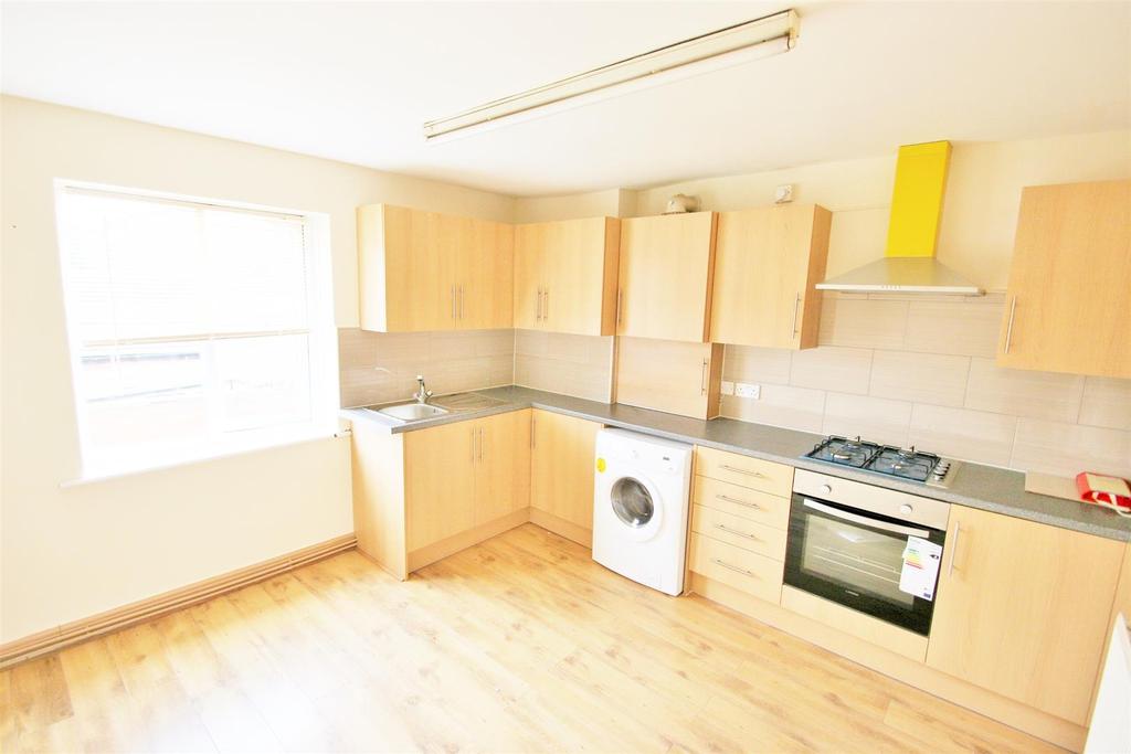 Orchard Lodge, Hyde Park, Leeds, LS6 2EN 3 bed apartment - £1,326 pcm ...