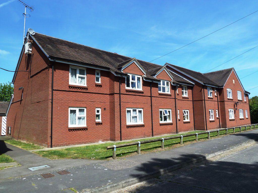 2 Bedrooms Stock 2 Bed Flat £895 Pcm £207 Pw