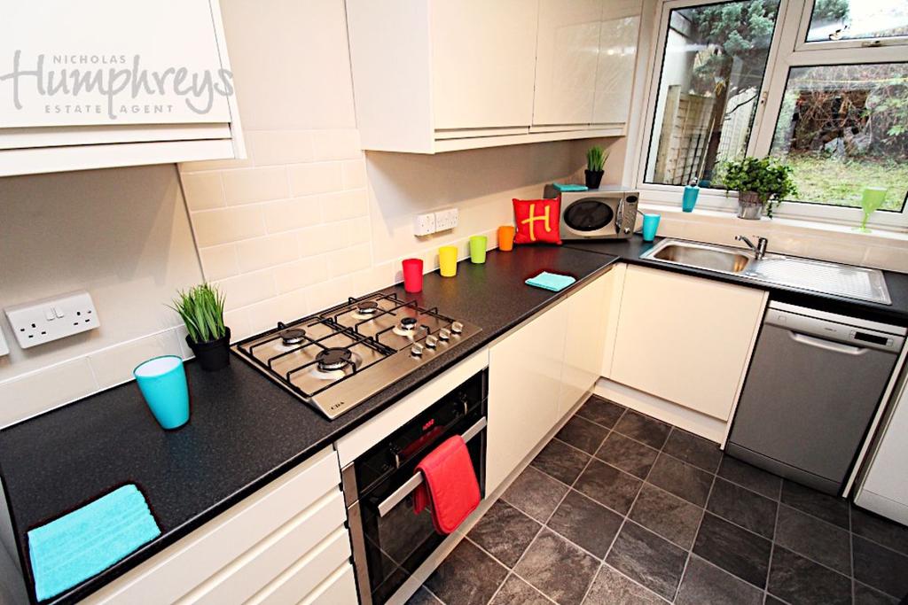 Somerset Road, Highfield, SO17 ##£98PPPW## 3 bed house - £1,274 pcm (£ ...