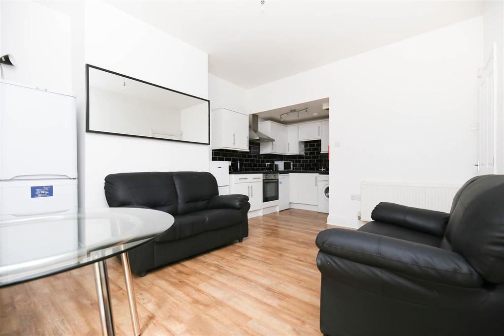 (£95pppw) Greystoke Avenue... 3 bed flat - £1,235 pcm (£285 pw)