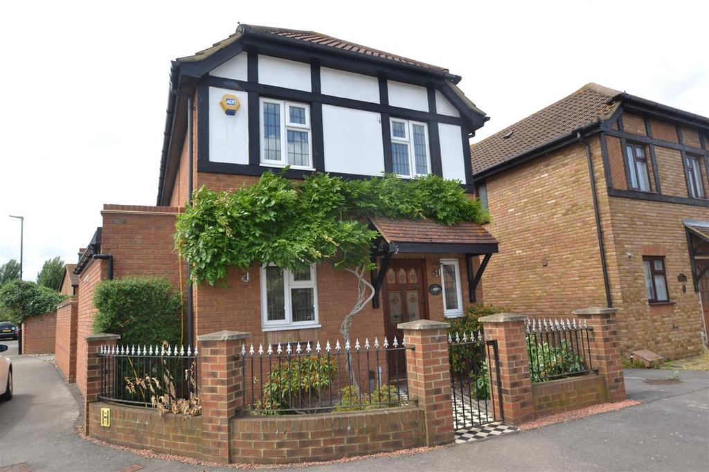 Churchill Close, Feltham 3 bed detached house - £485,000