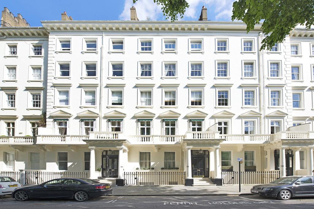 Warwick Square, London, SW1V 2 bed apartment - £2,817 pcm (£650 pw)