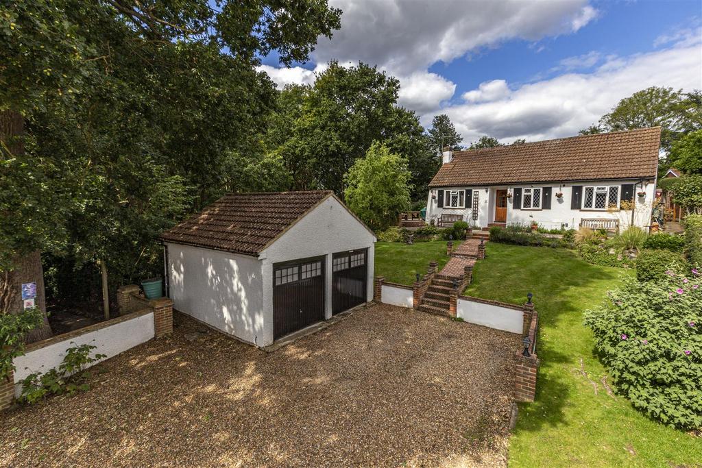 Row Hill, Addlestone 4 bed house - £825,000