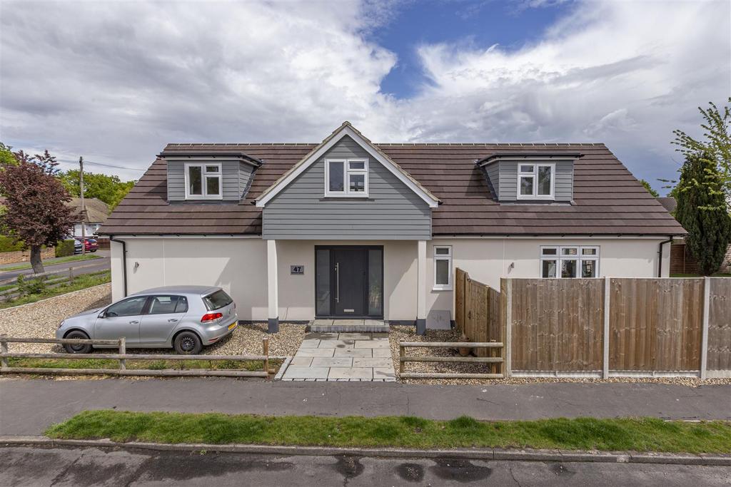 Dickens Drive, Addlestone 4 bed detached bungalow - £750,000