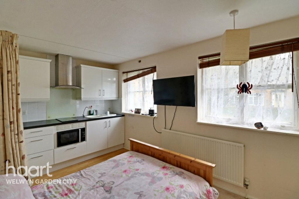Rayfield, Welwyn Garden City 2 bed semi-detached house - £450,000