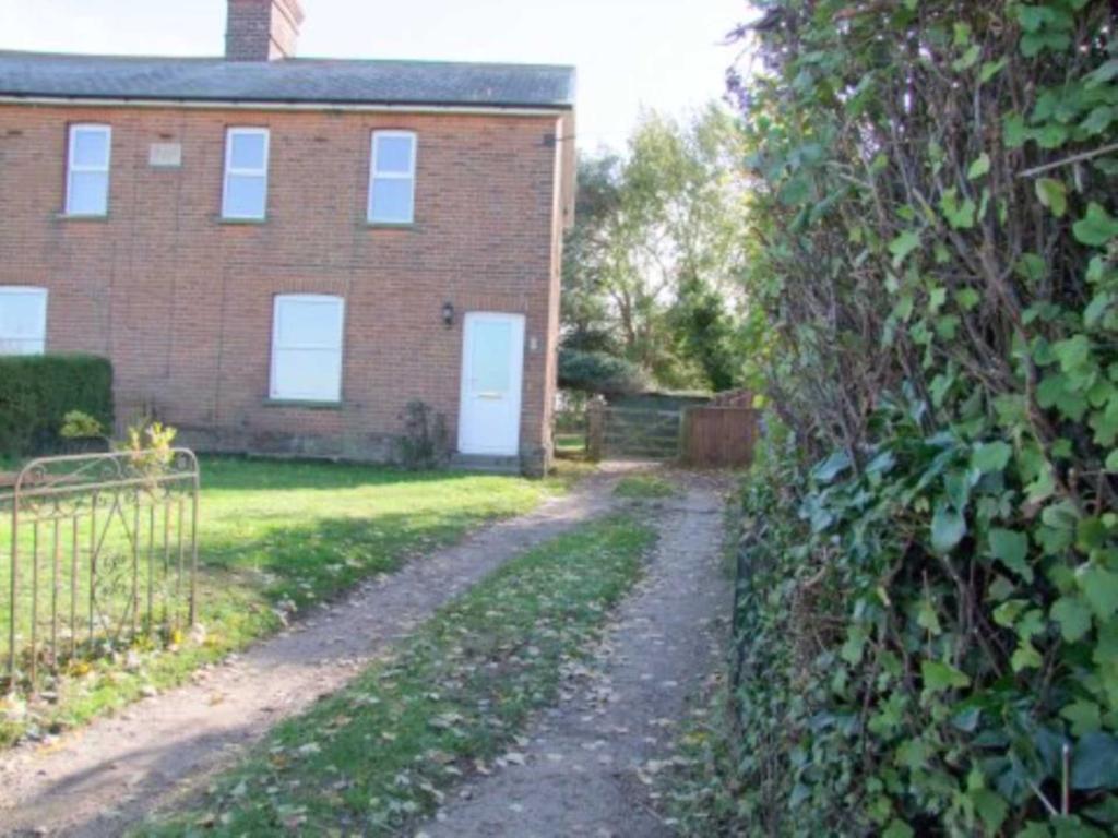 Charity Farm Cottage, Shotley 3 bed semi-detached house - £800 pcm (£ ...