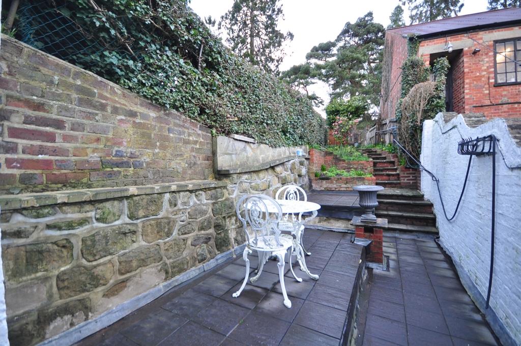 Castle Walk Reigate RH2 2 bed maisonette - £1,100 pcm (£254 pw)
