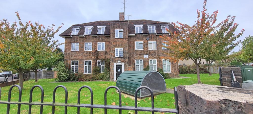 Chesterfield Flats, Bells Hill, EN5 2RD 2 bed flat - £299,950