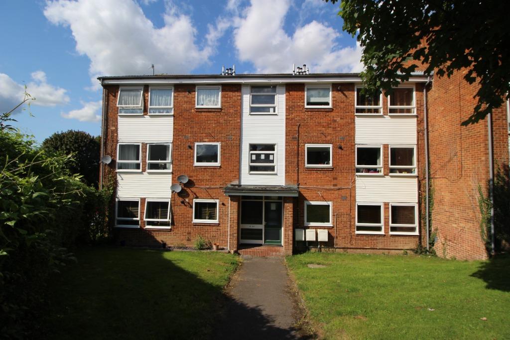 Springfield Road, Chesham, HP5 2 bed flat - £875 pcm (£202 pw)