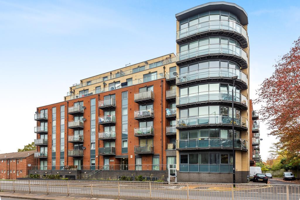 Slough, Berkshire, SL1 1 bed flat - £200,000