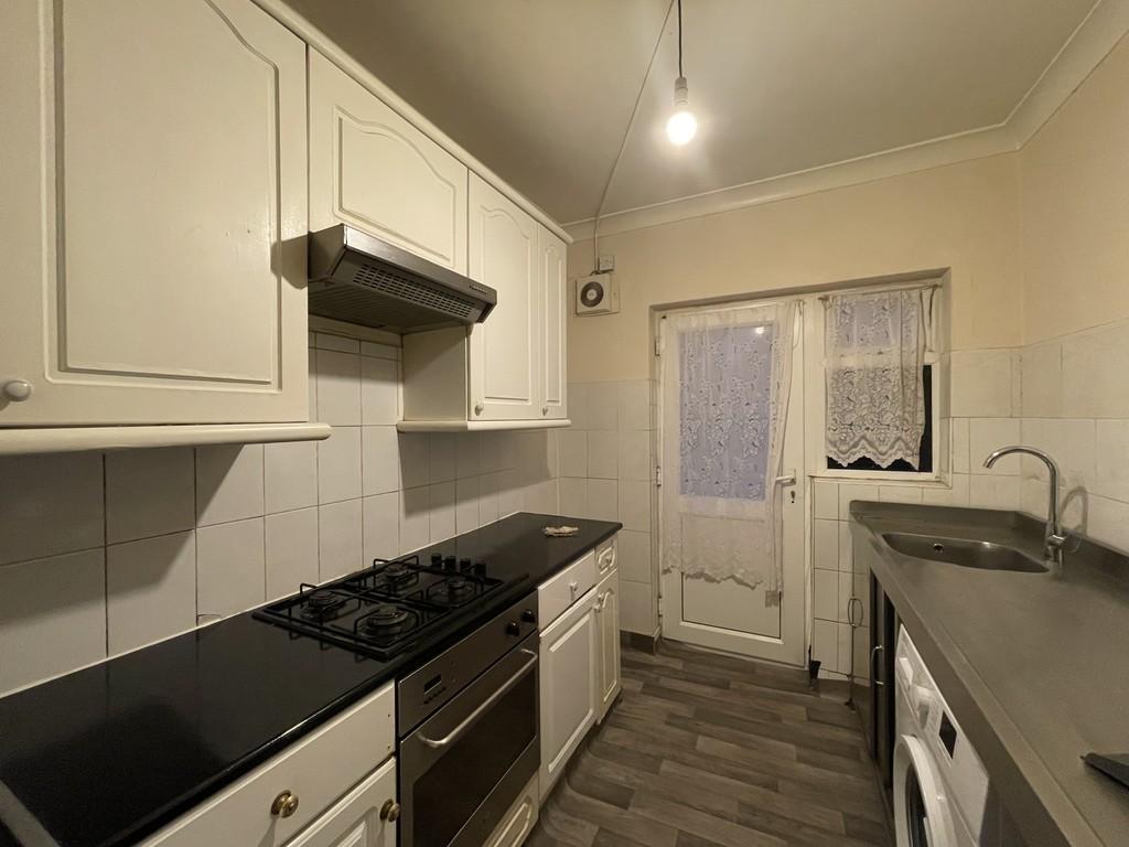 Harrow View, Harrow, HA2 6QN 2 bed flat - £1,400 pcm (£323 pw)