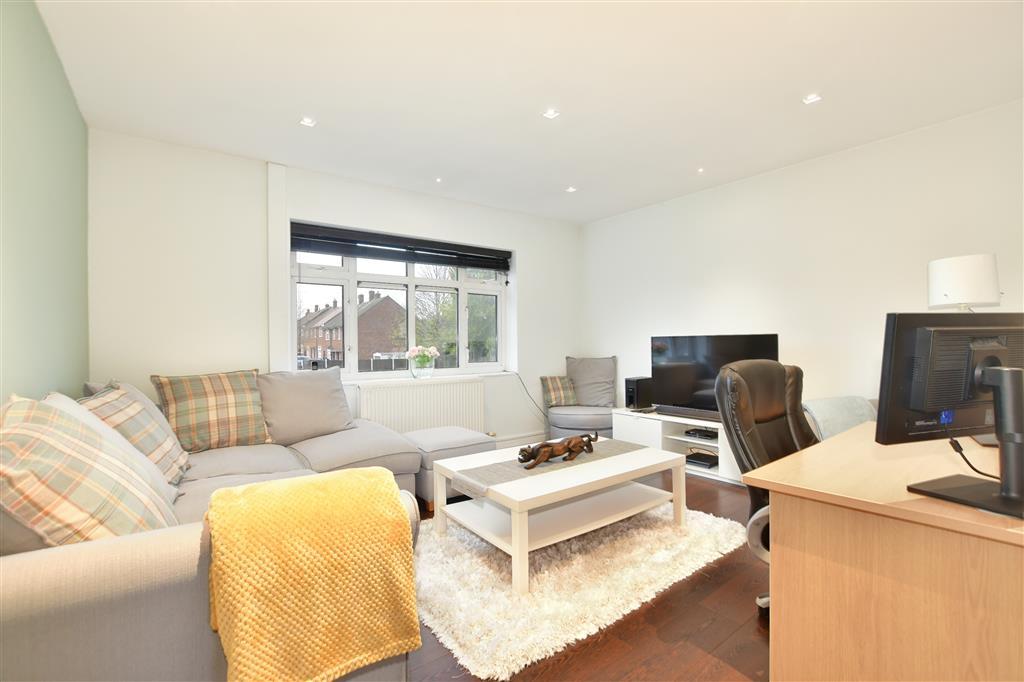 Manford Way, Chigwell, Essex 1 bed flat - £270,000