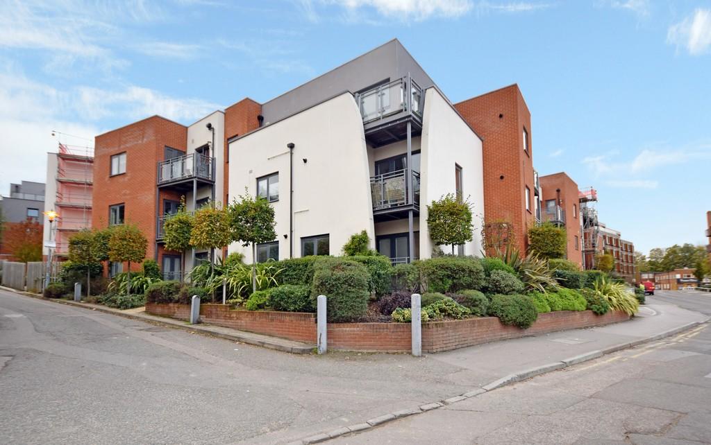 Walnut Tree Close, Guildford 1 bed apartment - £280,000
