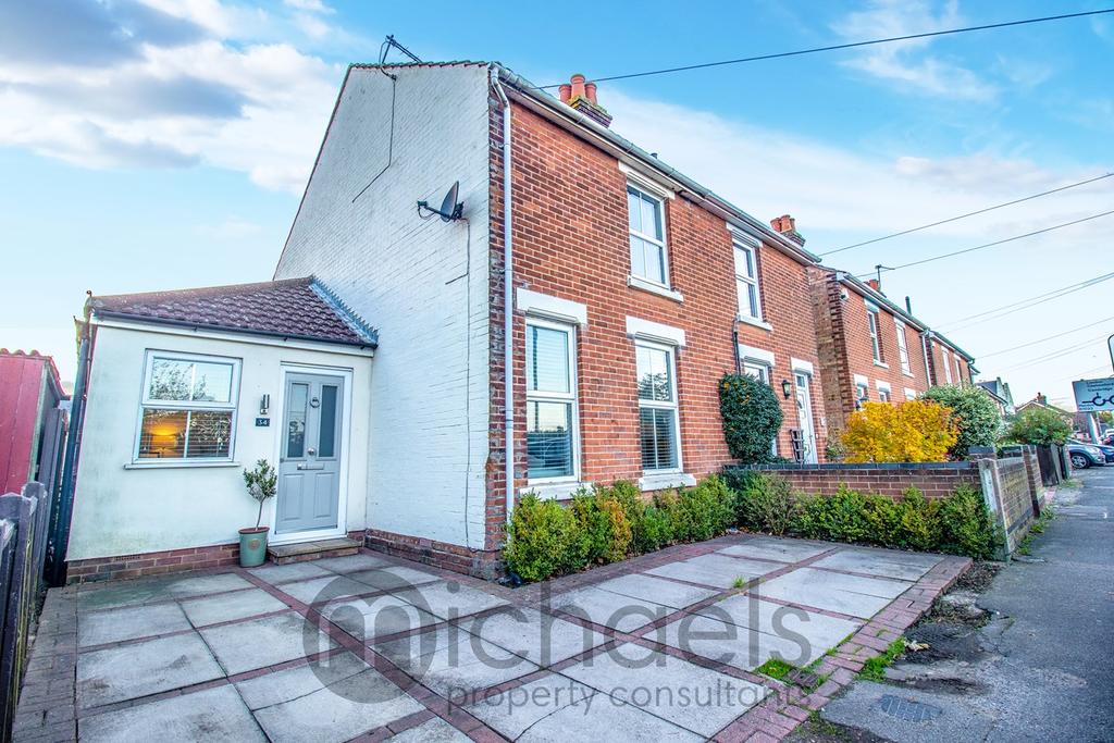 Gosbecks Road, Colchester, CO2 2 bed semi-detached house - £275,000