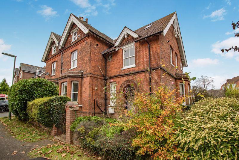 Merstham 1 bed apartment - £1,200 pcm (£277 pw)