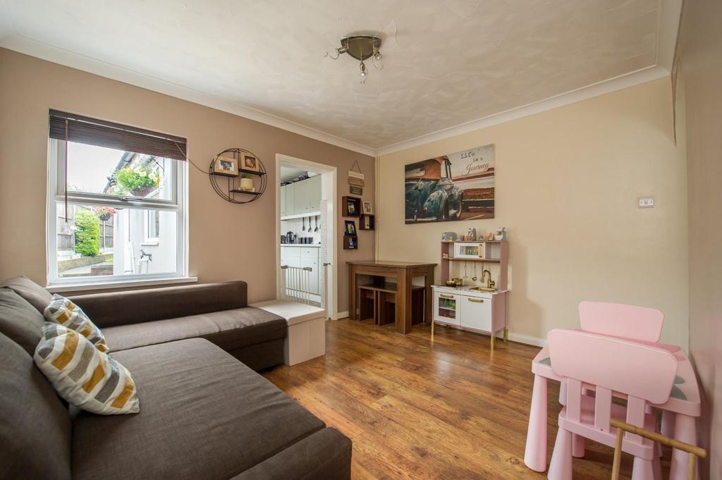Betsham Road, Swanscombe 3 bed end of terrace house - £300,000