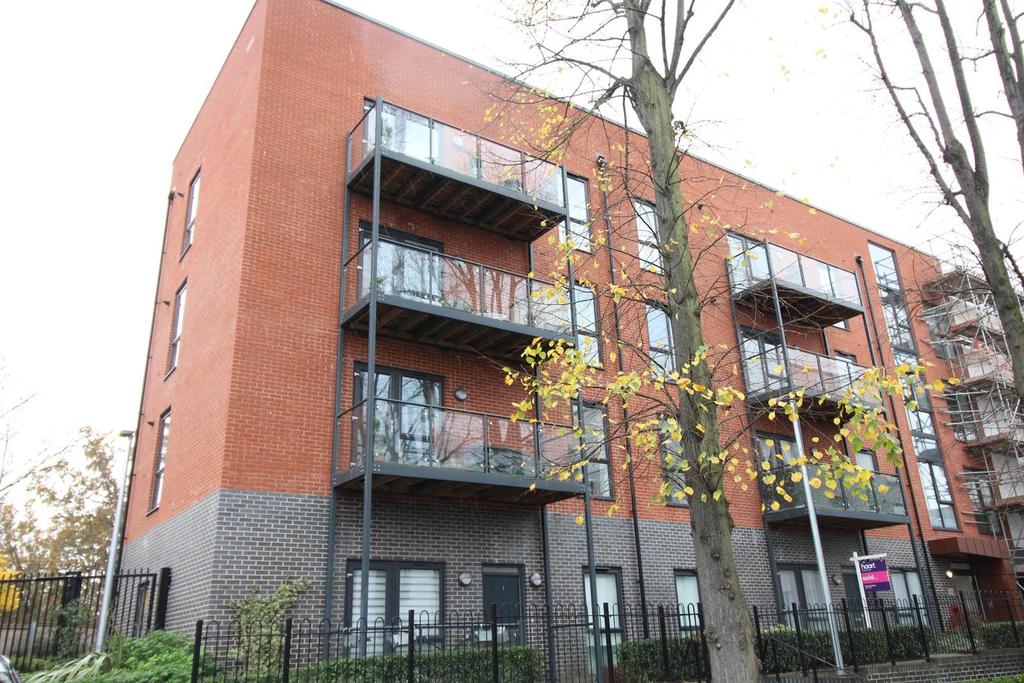 Primula Court, Safflower Lane, RM3 2 bed apartment - £1,450 pcm (£335 pw)