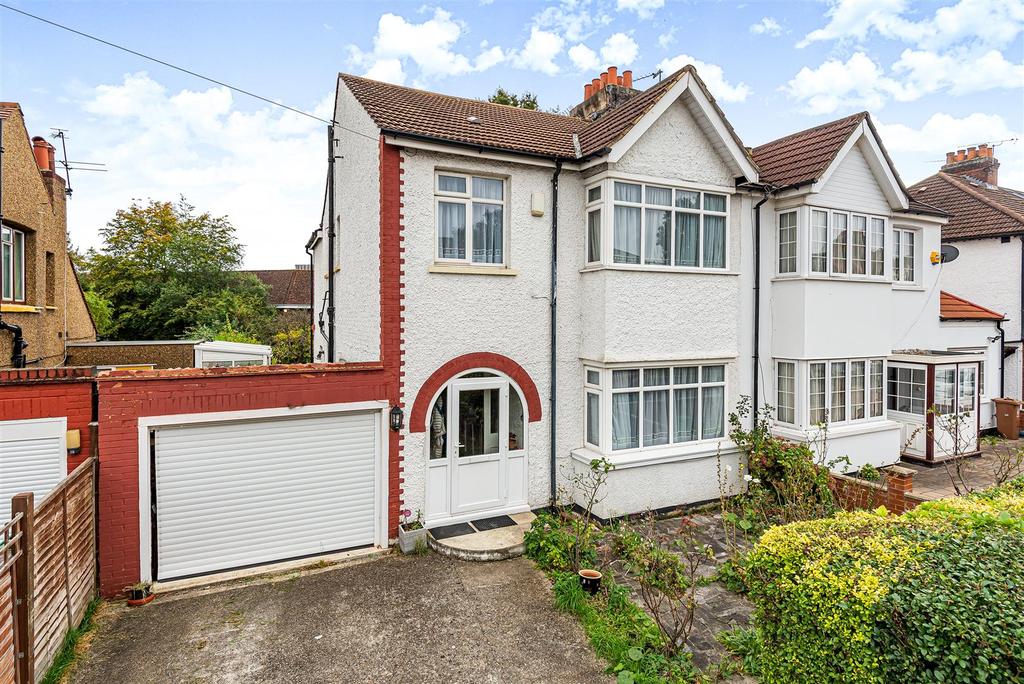 Lynwood Drive Worcester Park 4 Bed Semi Detached House £700 000