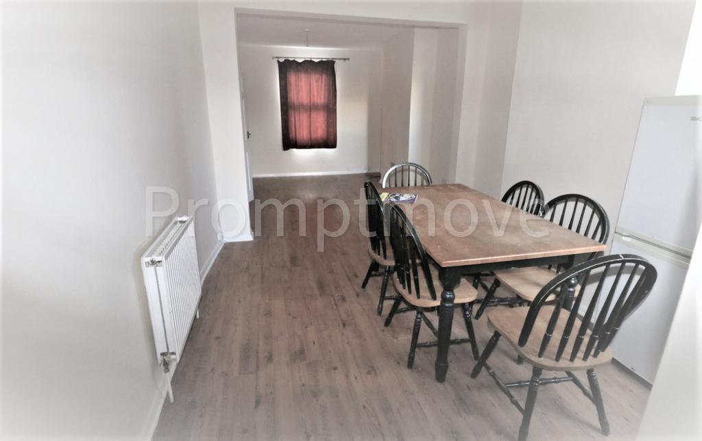 Wimbourne Road Luton LU1 1PD 3 bed terraced house - £1,100 pcm (£254 pw)