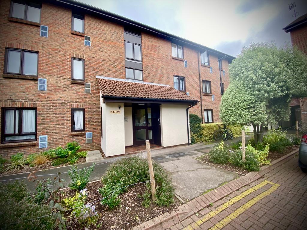 Braybourne Drive, Isleworth 1 bed ground floor flat - £1,250 pcm (£288 pw)