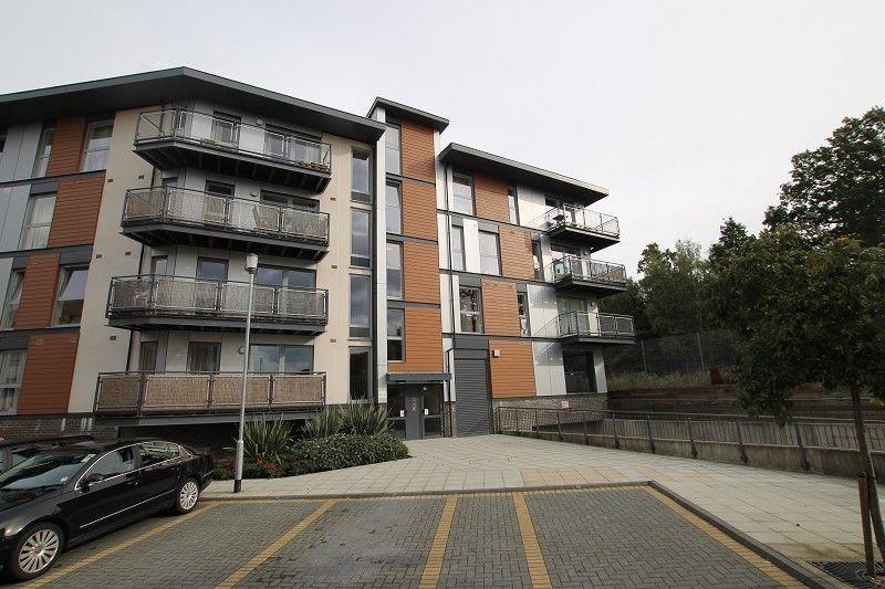 Commonwealth Drive, Crawley, West... 2 bed flat - £1,150 pcm (£265 pw)