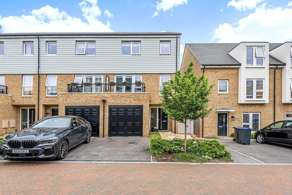 Sopwith Way, Addlestone, KT15 4 bed townhouse - £2,250 pcm (£519 pw)