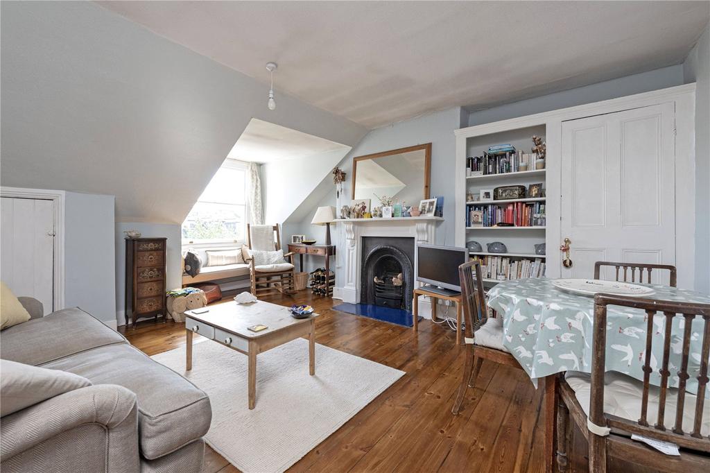 Ritherdon Road, SW17 2 bed apartment - £1,755 pcm (£405 pw)