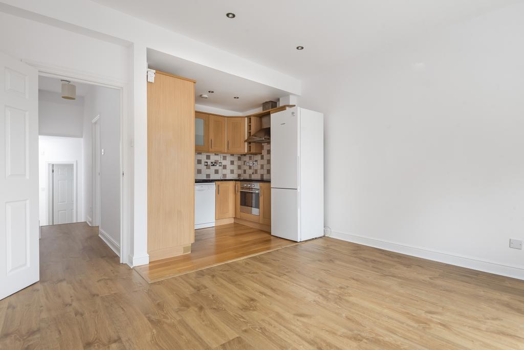 Acton Lane London W4 3 bed flat - £1,900 pcm (£438 pw)