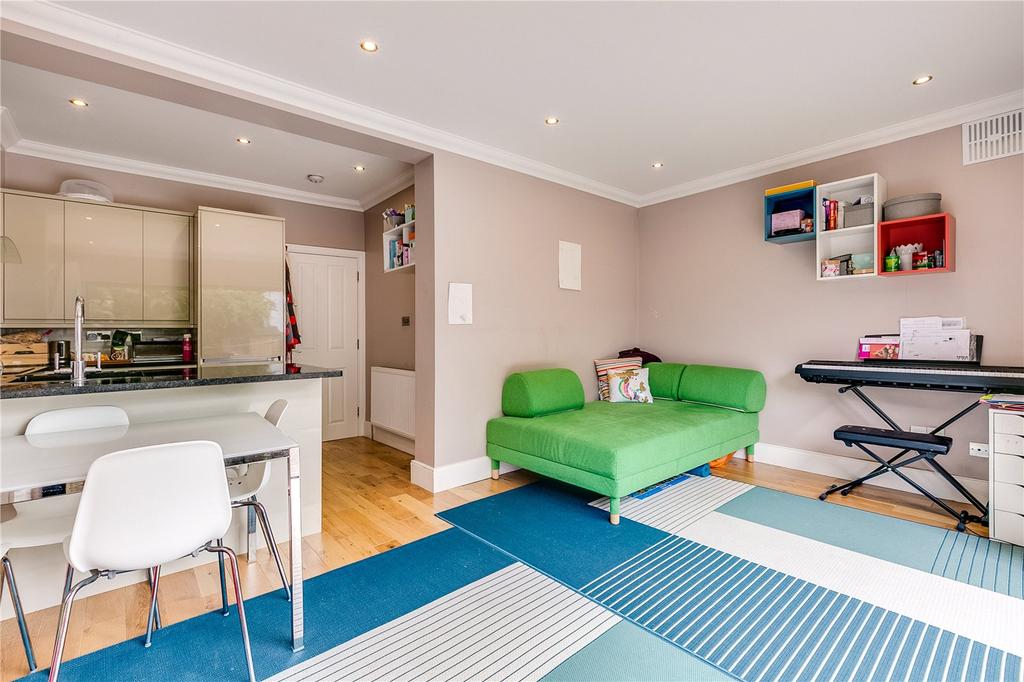 Sellincourt Road, London, SW17 2 bed apartment - £1,650 pcm (£381 pw)