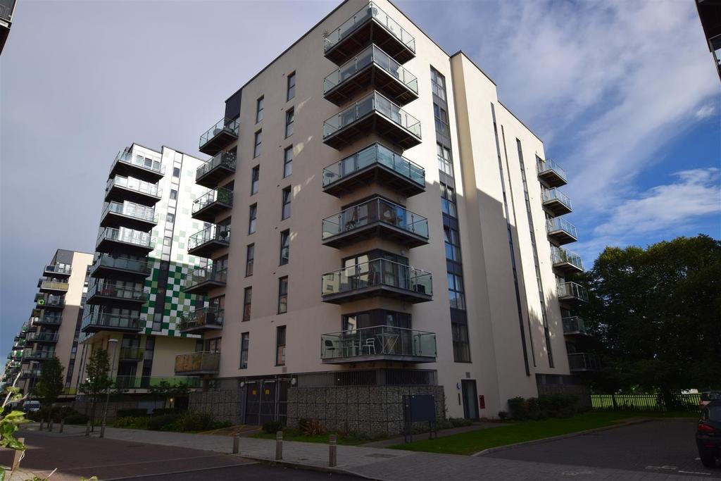 Keele House, Academy Way, Dagenham... 3 bed apartment - £1,500 pcm (£ ...