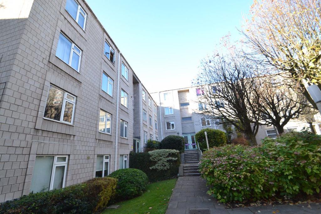 Flat 40 Montague Court 1 bed flat - £925 pcm (£213 pw)