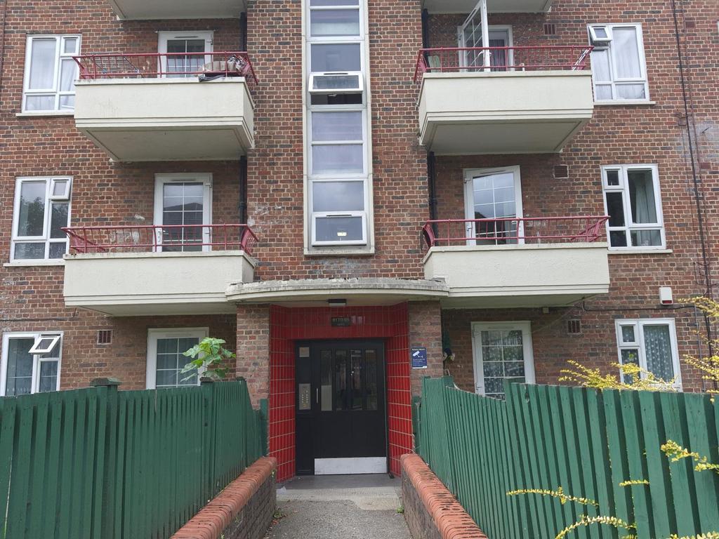 Reed Road, N17 9BX 3 bed flat - £355,000
