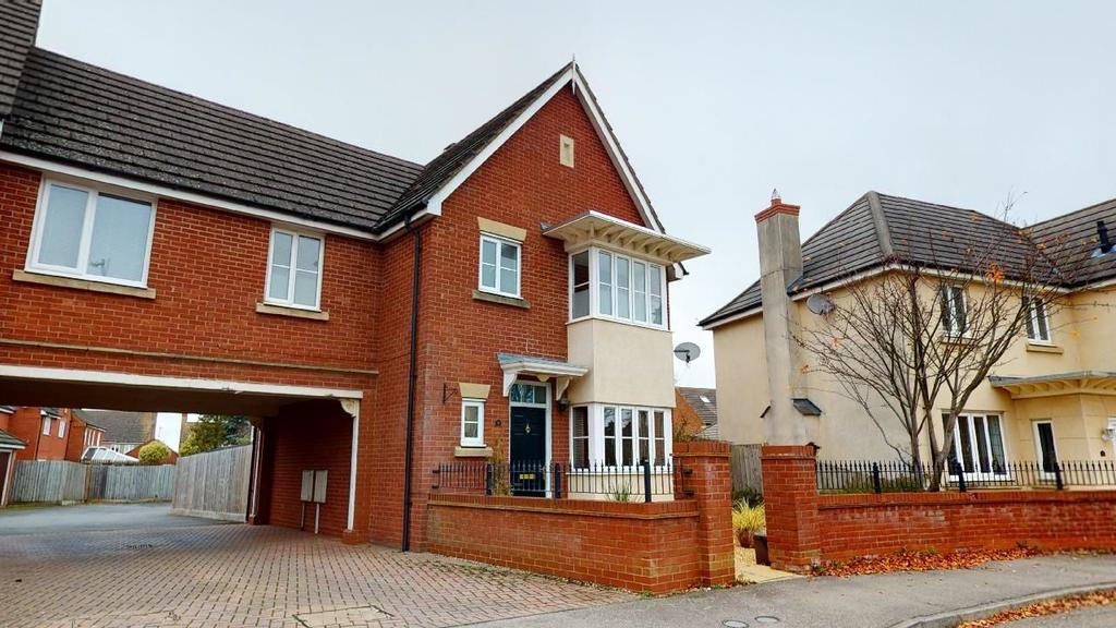 Berrywood Drive, St Crispin, Northampton NN5 6GB 3 bed townhouse - £280,000