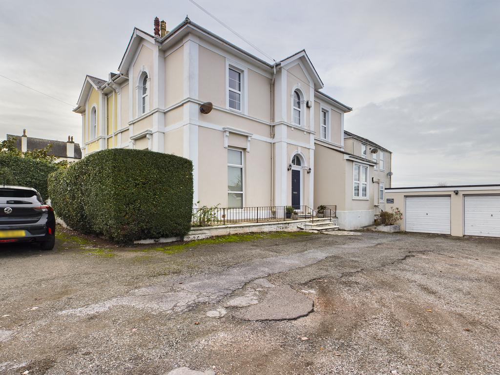 Petitor Road, St Marychurch 2 bed flat - £750 pcm (£173 pw)