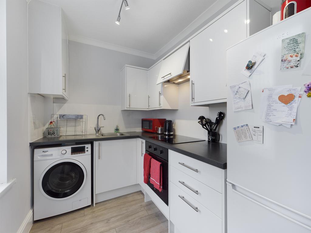 Petitor Road, St Marychurch 2 bed flat - £750 pcm (£173 pw)